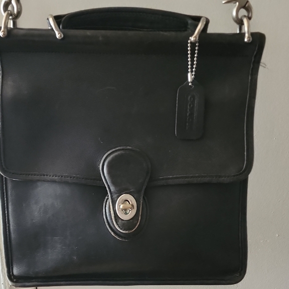 Coach | Bags | Coach Black Leather Messenger Bag With Turnlock Closure ...